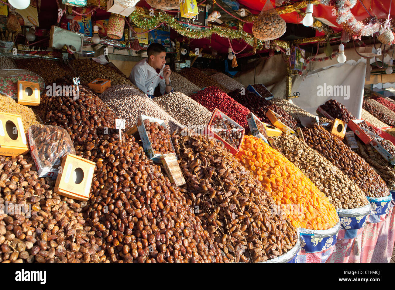 Maroc, Marrakech Place Jemaa El Fna. Les noix et fruits secs vendeur ...