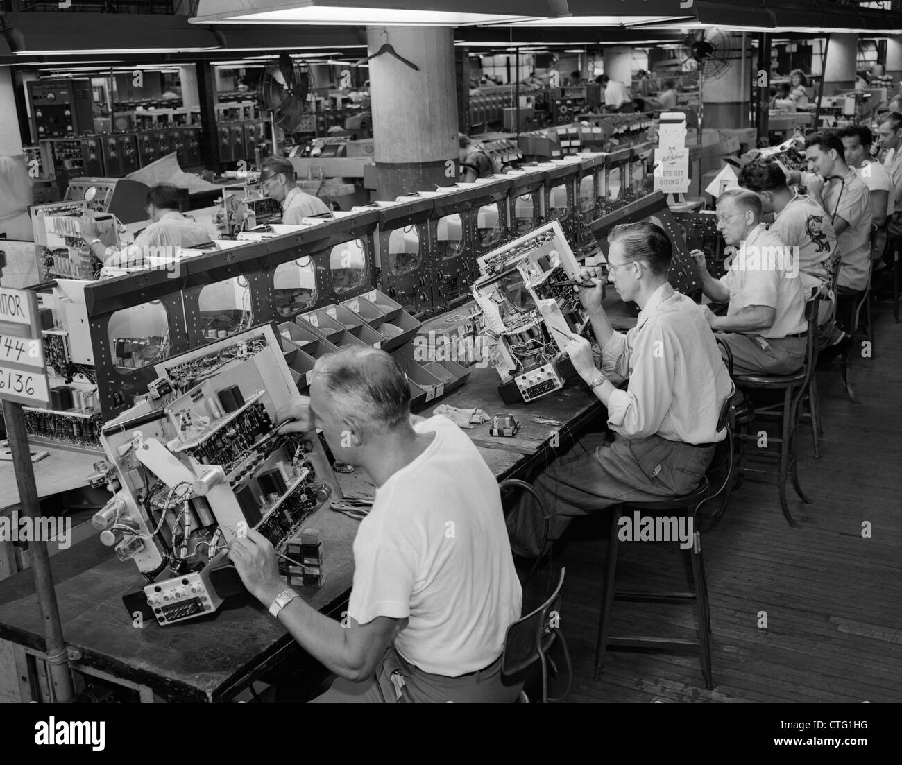 Tv Assembly Line Banque d'image et photos - Alamy