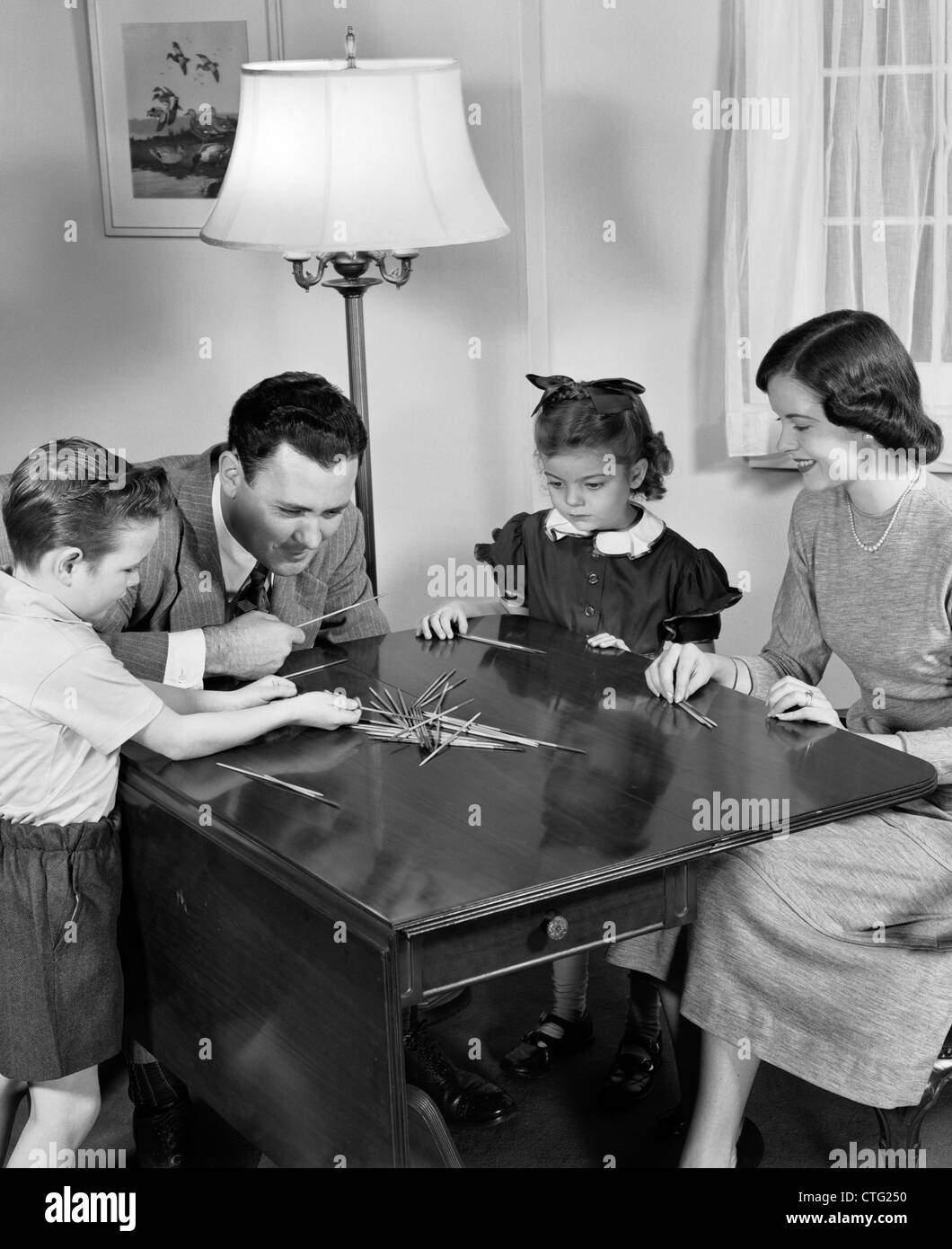 Parents And Kids And 1950s Banque d'image et photos - Alamy