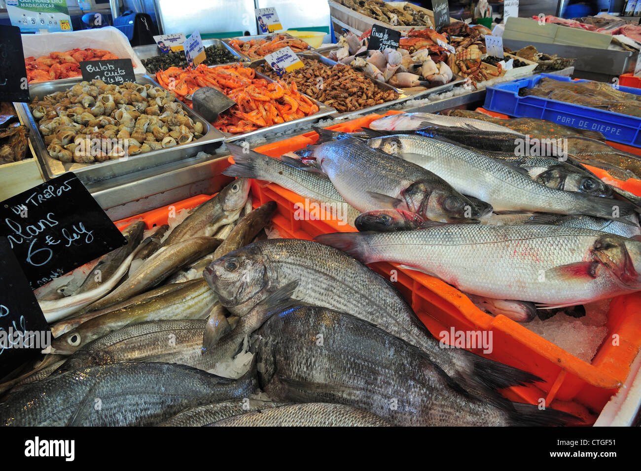 Affichage de la boutique de fruits de mer de poisson frais Banque de ...