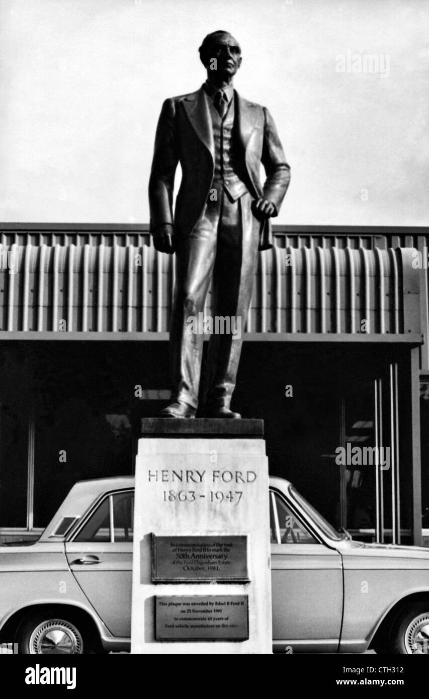 Statue de Henry Ford à l'usine de Dagenham Essex UK avec 1960 Ford ...