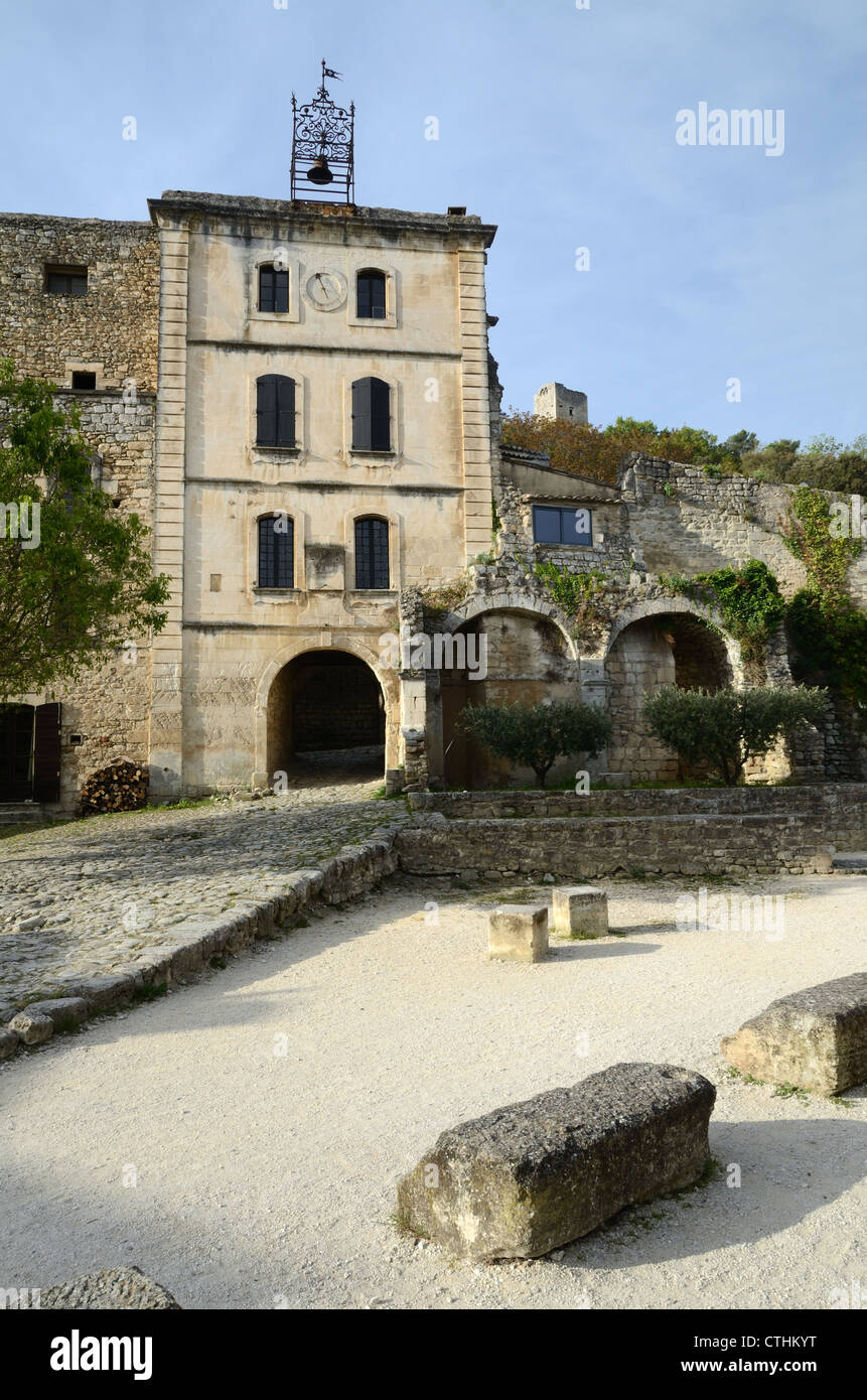 Clocher et Place du Village à Oppède-le-Vieux Vaucluse Luberon Provence ...