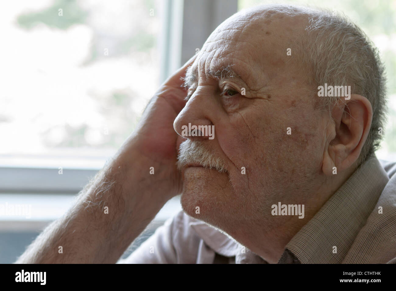 Homme triste fenetre Banque de photographies et d’images à haute ...
