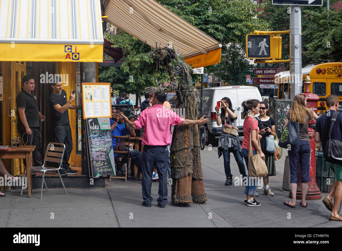 Artiste de rue dans le village de greenwich Banque de photographies et ...