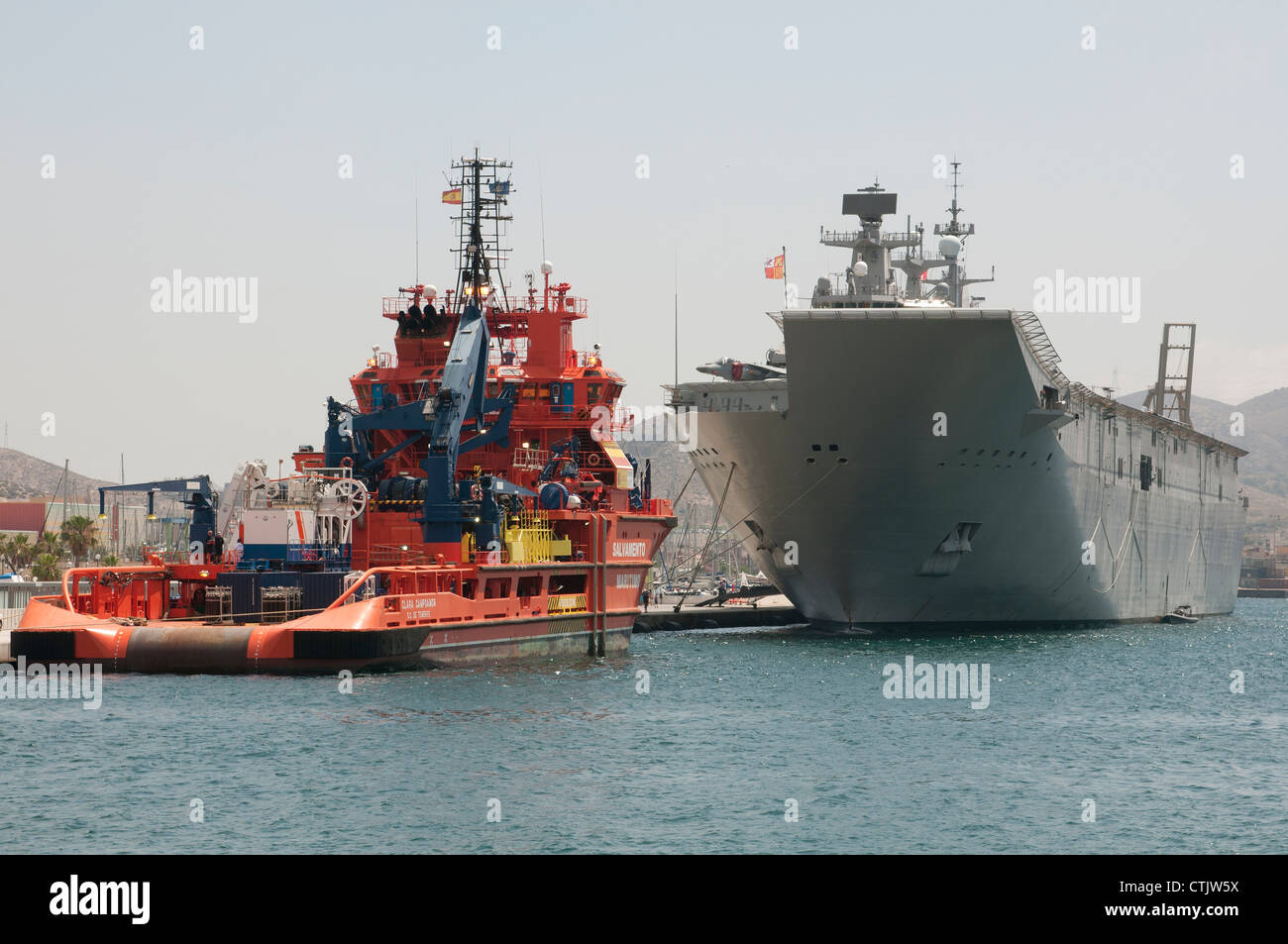 La proue à proue L61 Juan Carlos 1 et le remorqueur Clara Campoamor ...