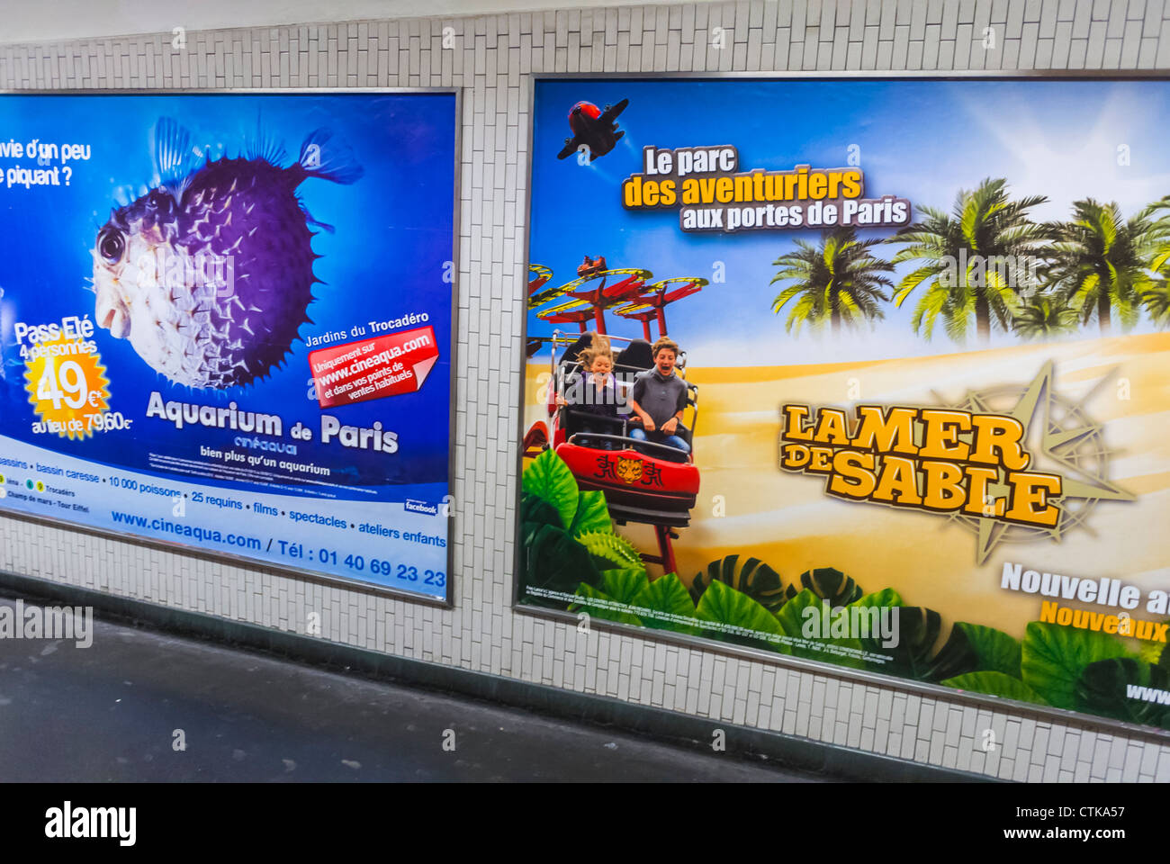 Paris, France, Français Les affiches publicitaires dans le couloir de ...