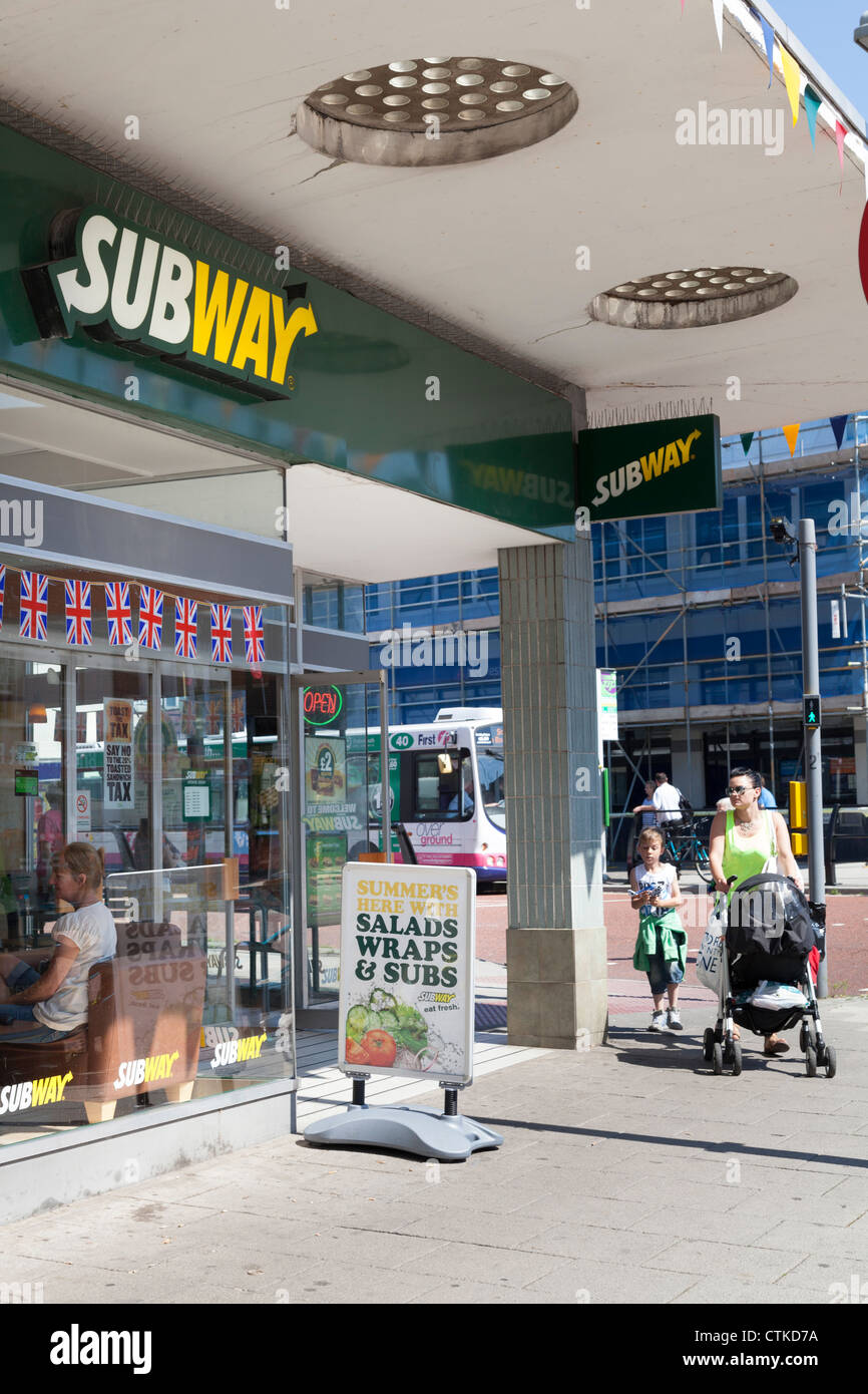 Métro high street shop Photo Stock - Alamy