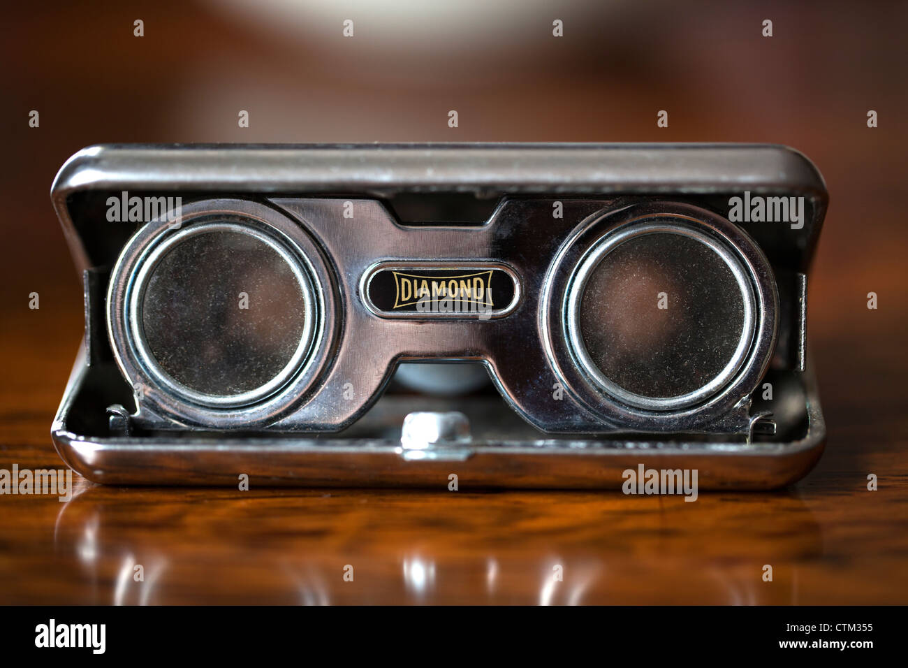 Opera glasses Banque de photographies et d’images à haute résolution ...