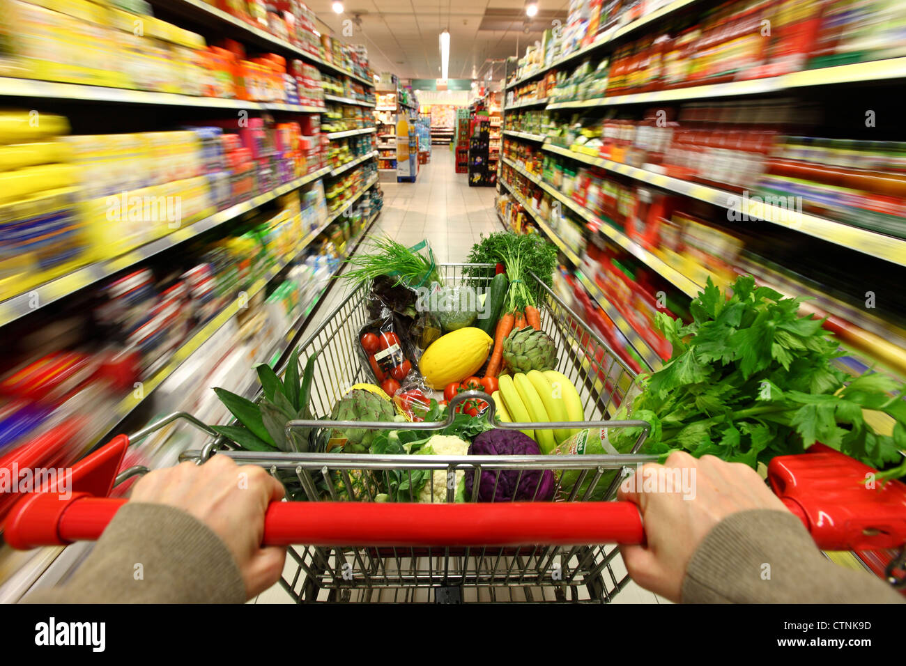 Supermarket Trolley Full Of Groceries Banque d'image et photos - Alamy