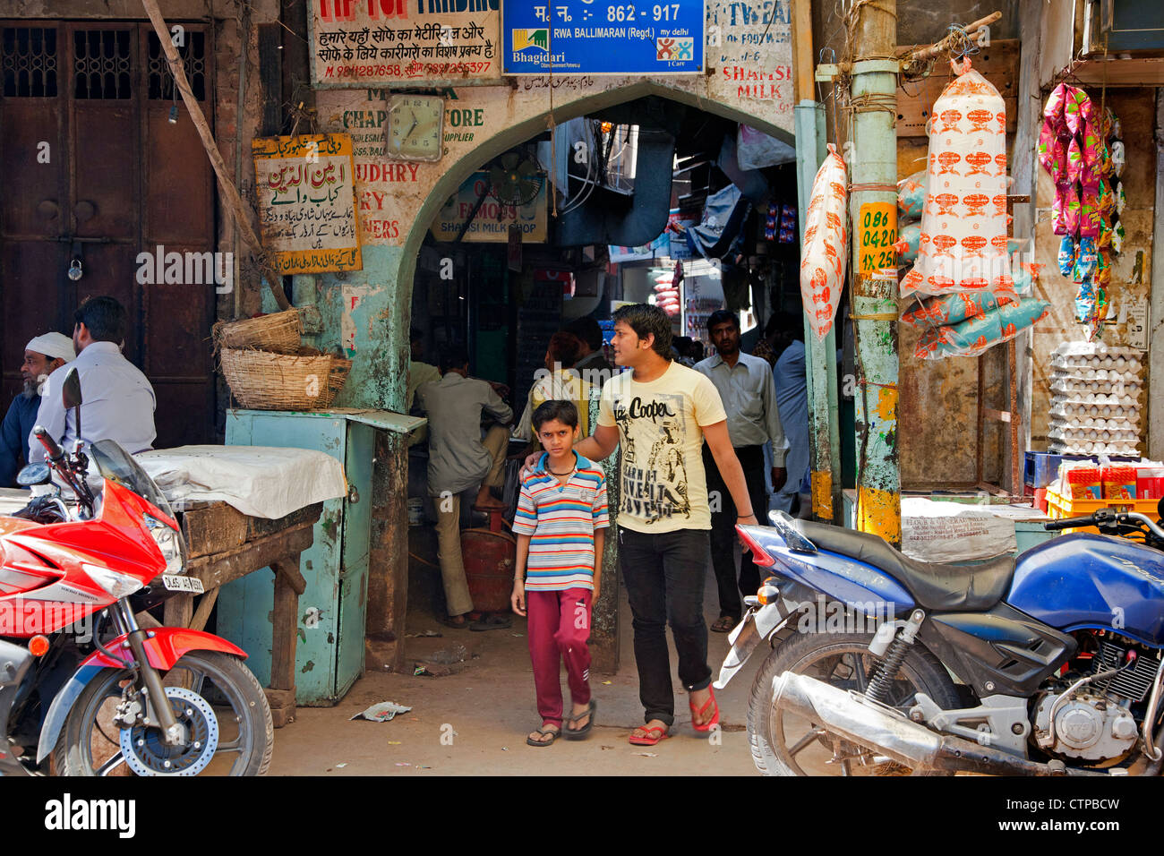 Busy street india Banque de photographies et d’images à haute ...