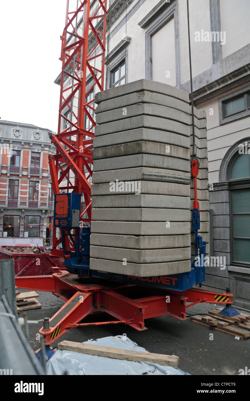 Les dalles de béton qui constituent le contrepoids sur une petite grue ...