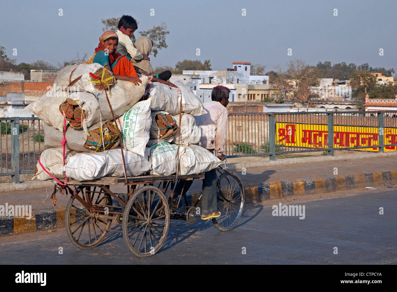 Overloaded rickshaw Banque de photographies et d’images à haute ...