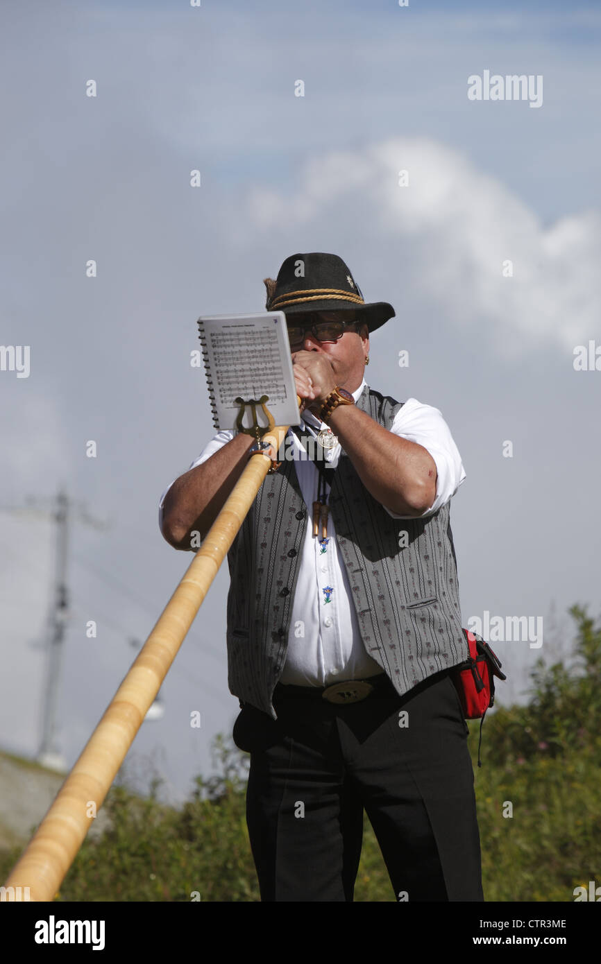 Joueurs de cor des alpes en costume traditionnel à la festival de cor ...