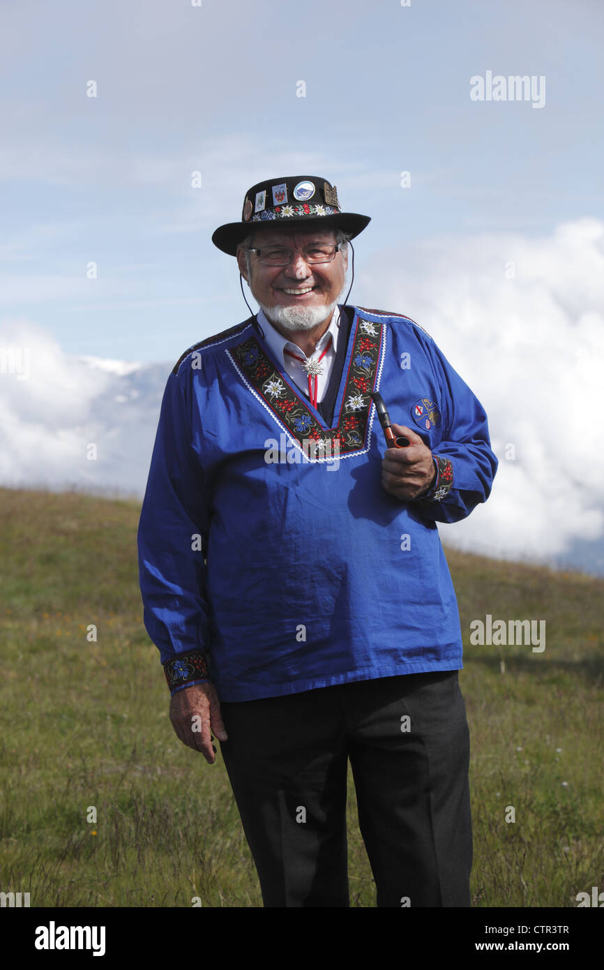 Joueurs de cor des alpes en costume traditionnel à la festival de cor ...
