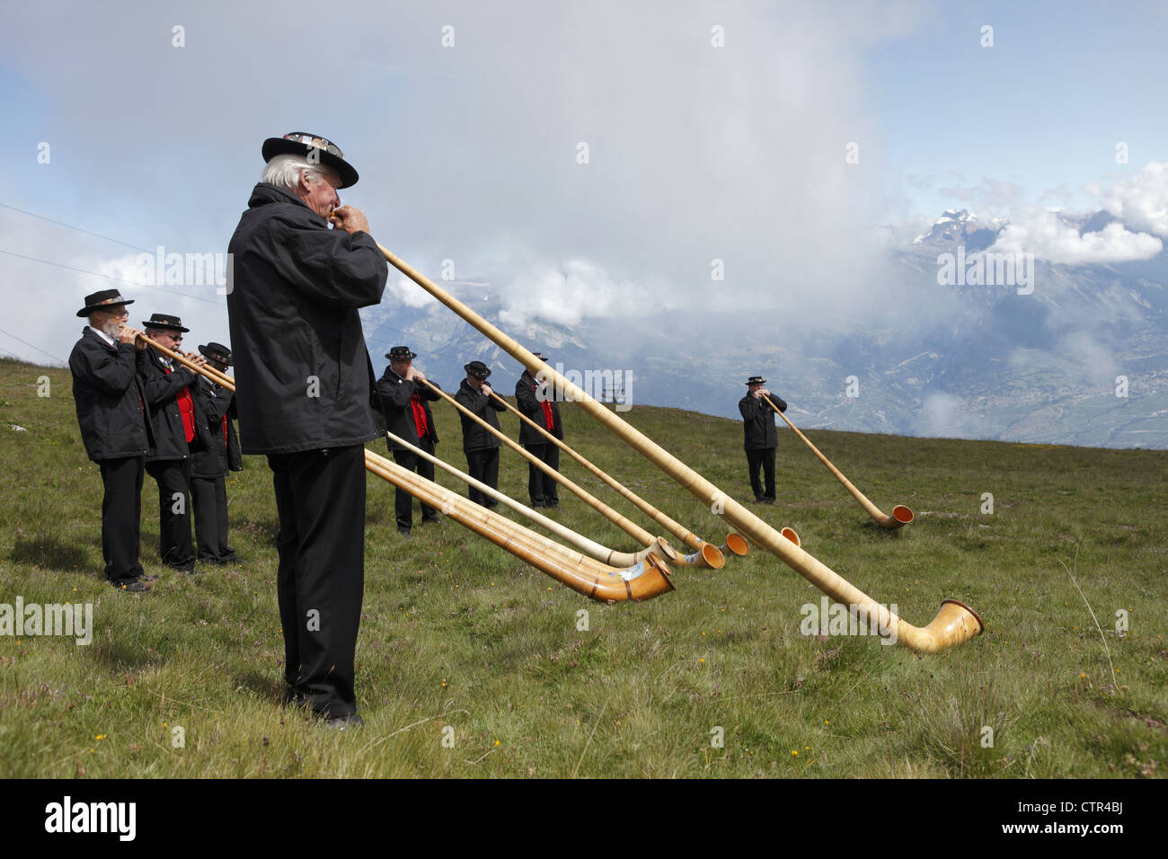 Joueurs de cor des alpes en costume traditionnel à la festival de cor ...