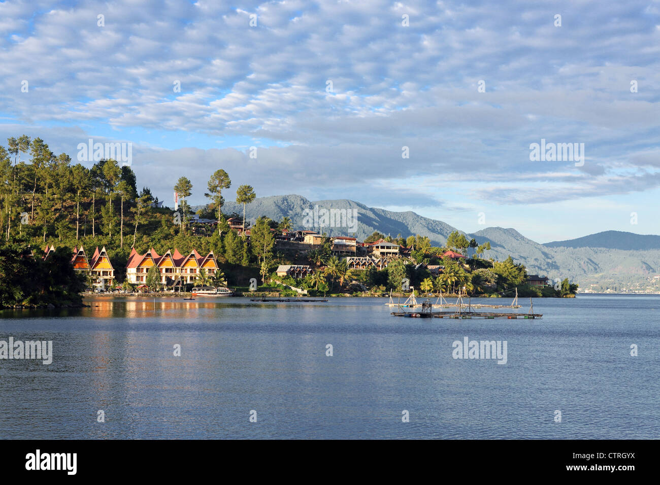 Tuk Tuk peninsula sur île Samosir au Lac Toba, le plus grand lac ...