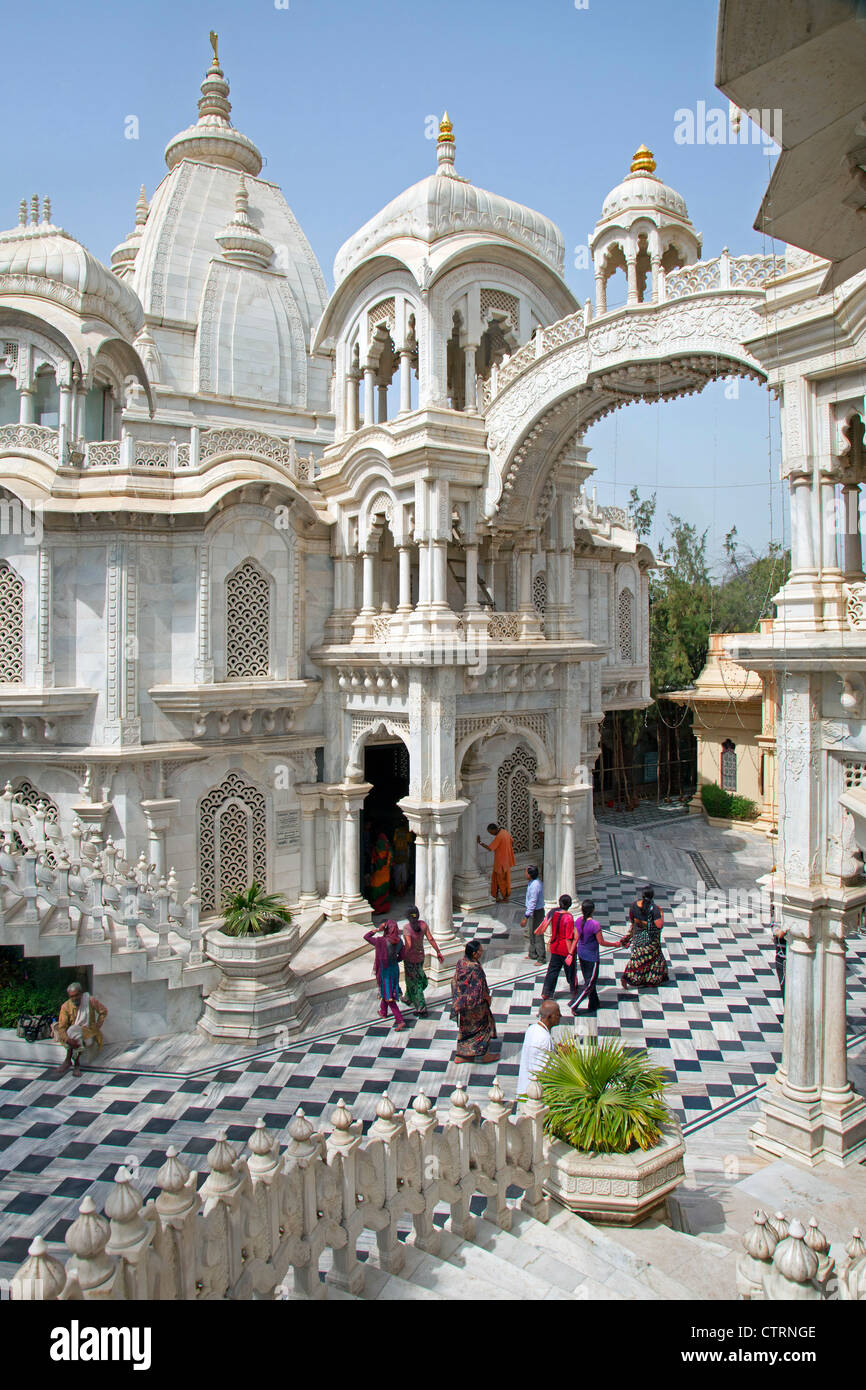 Les touristes en visite au Sri Krishna Balaram Mandir, un temple ...