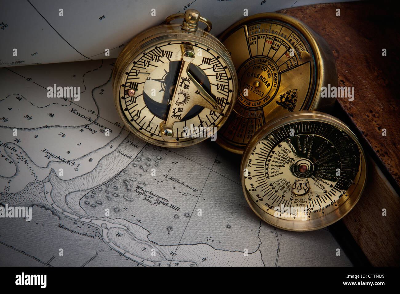 Compas et cartes de navigation Photo Stock - Alamy