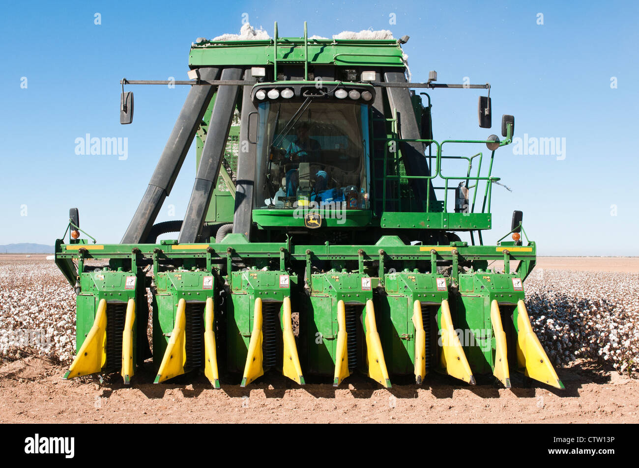 Cotton picker machine in field Banque de photographies et d’images à ...