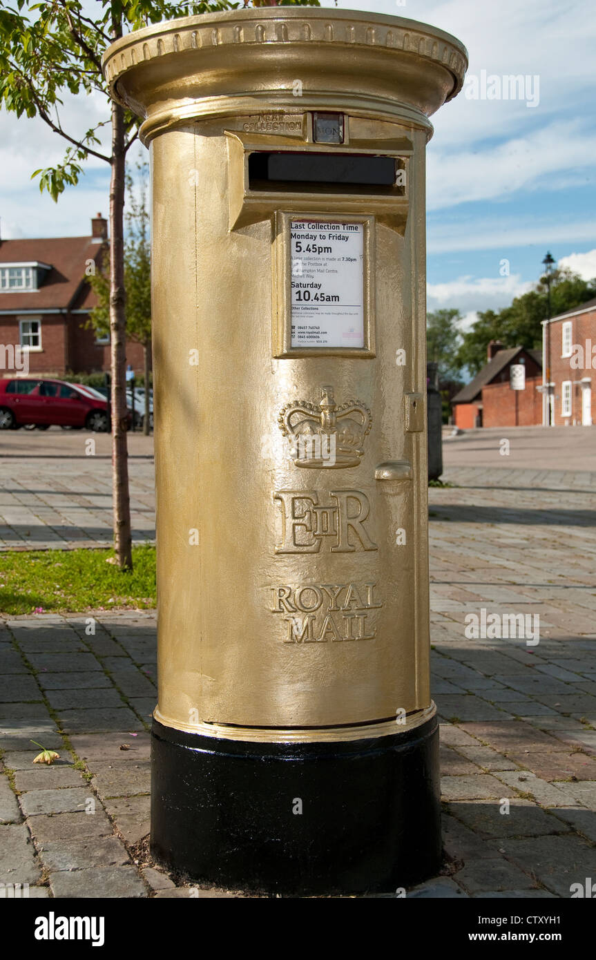 Post Box Gold dans Hamble Hampshire pour célébrer Dani King gagner une ...
