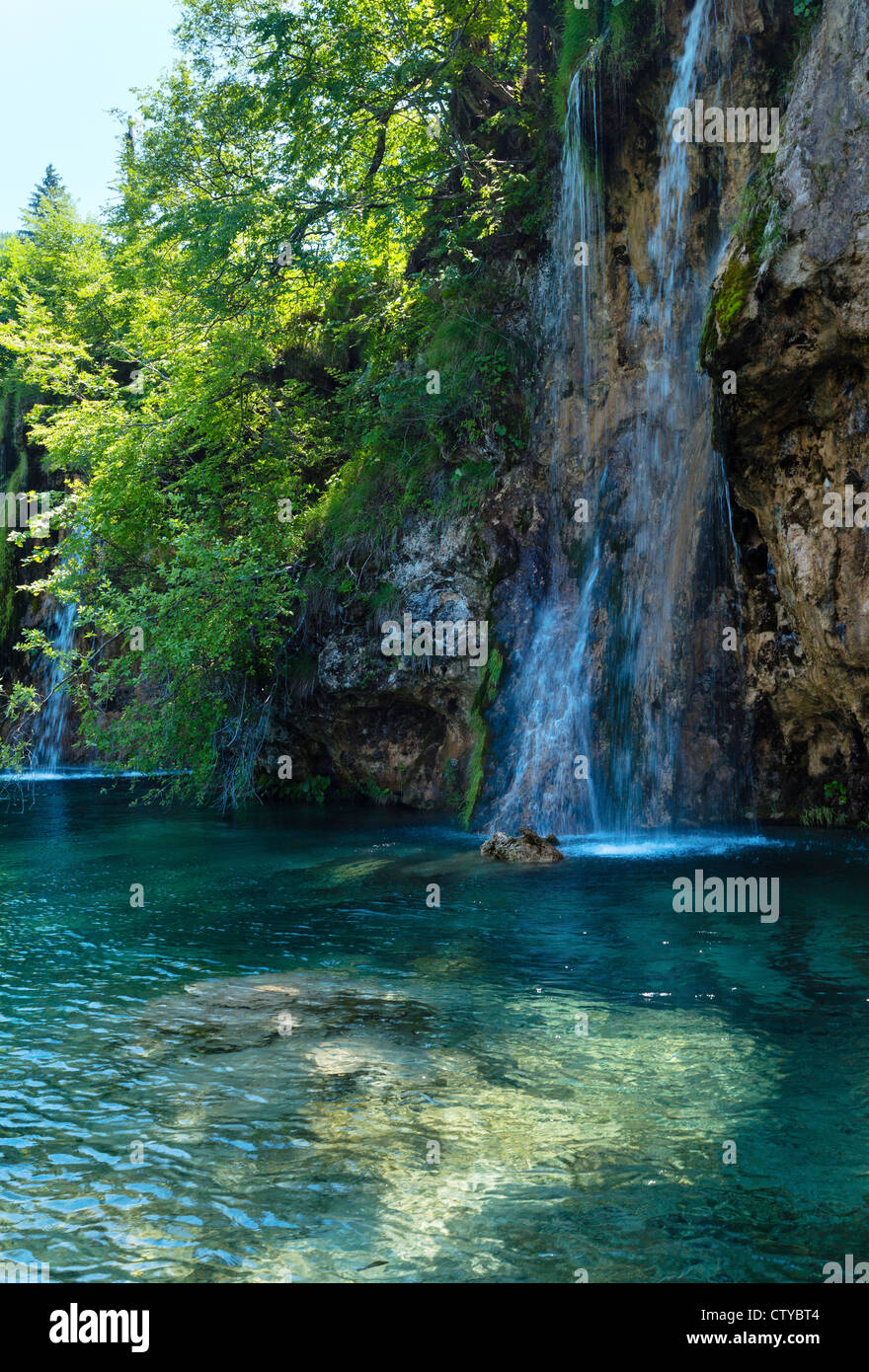 Très belle vue sur le lac limpide et cascades dans le parc national des ...