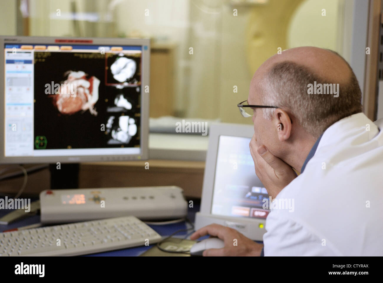 Le radiologue examine l'IRM image numérisée d'un coeur humain Photo ...