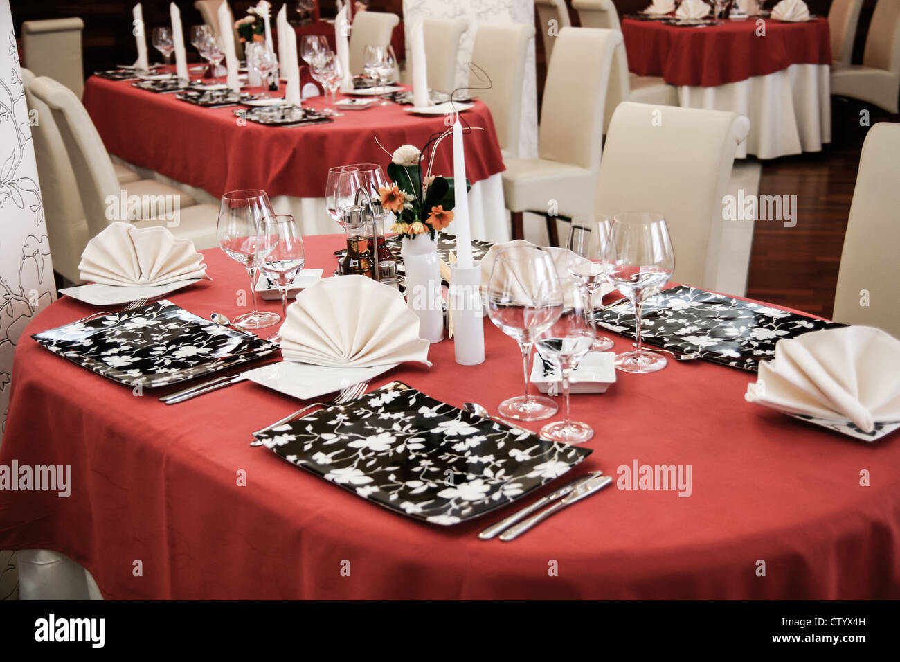 Set de table pour le dîner dans le restaurant moderne Photo Stock - Alamy