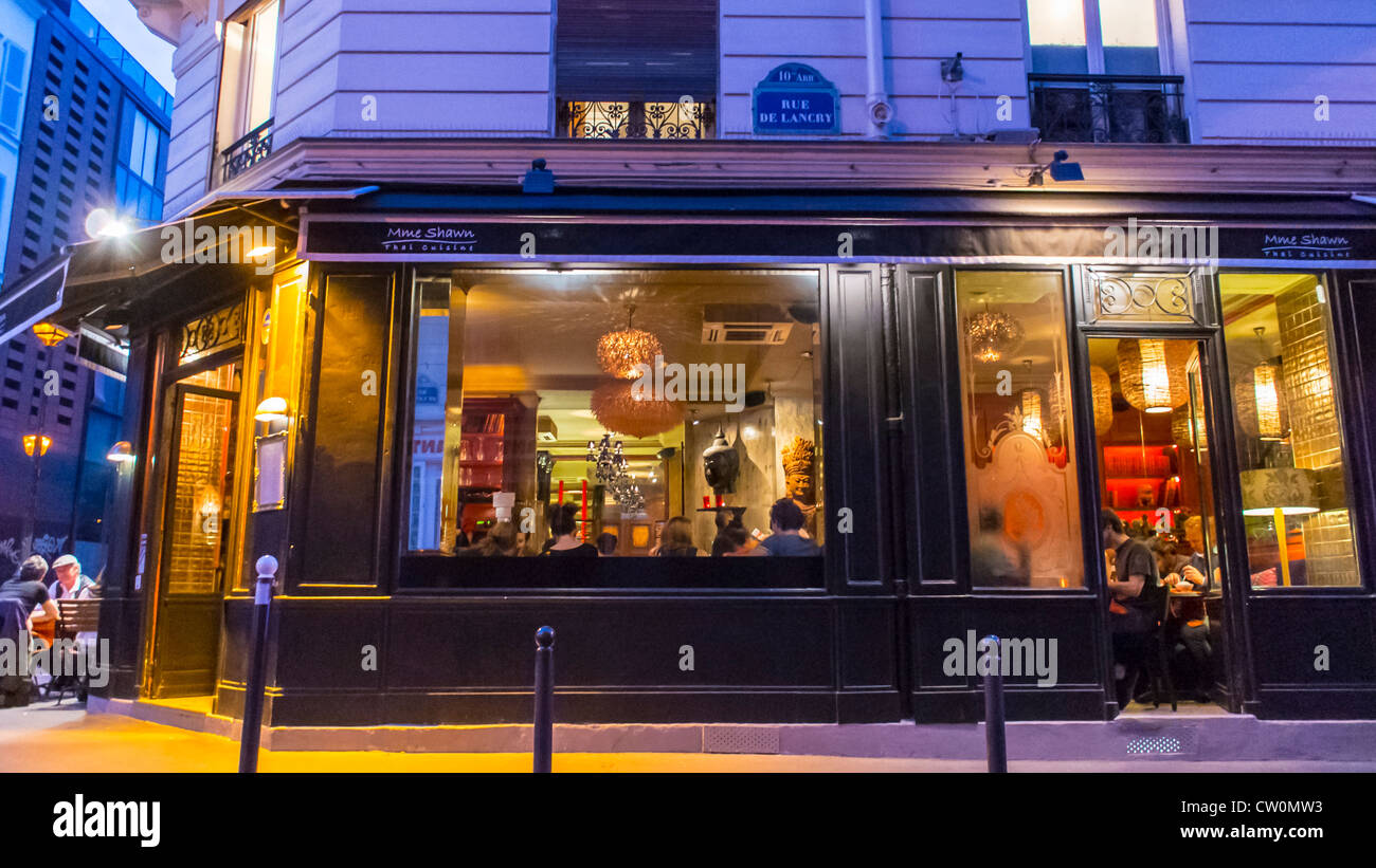 Paris, France, les jeunes partagent leurs repas au Bistro café ...