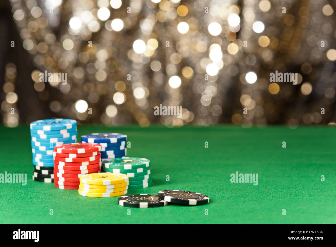 Jetons colorés en face d'un gold glitter background Photo Stock - Alamy