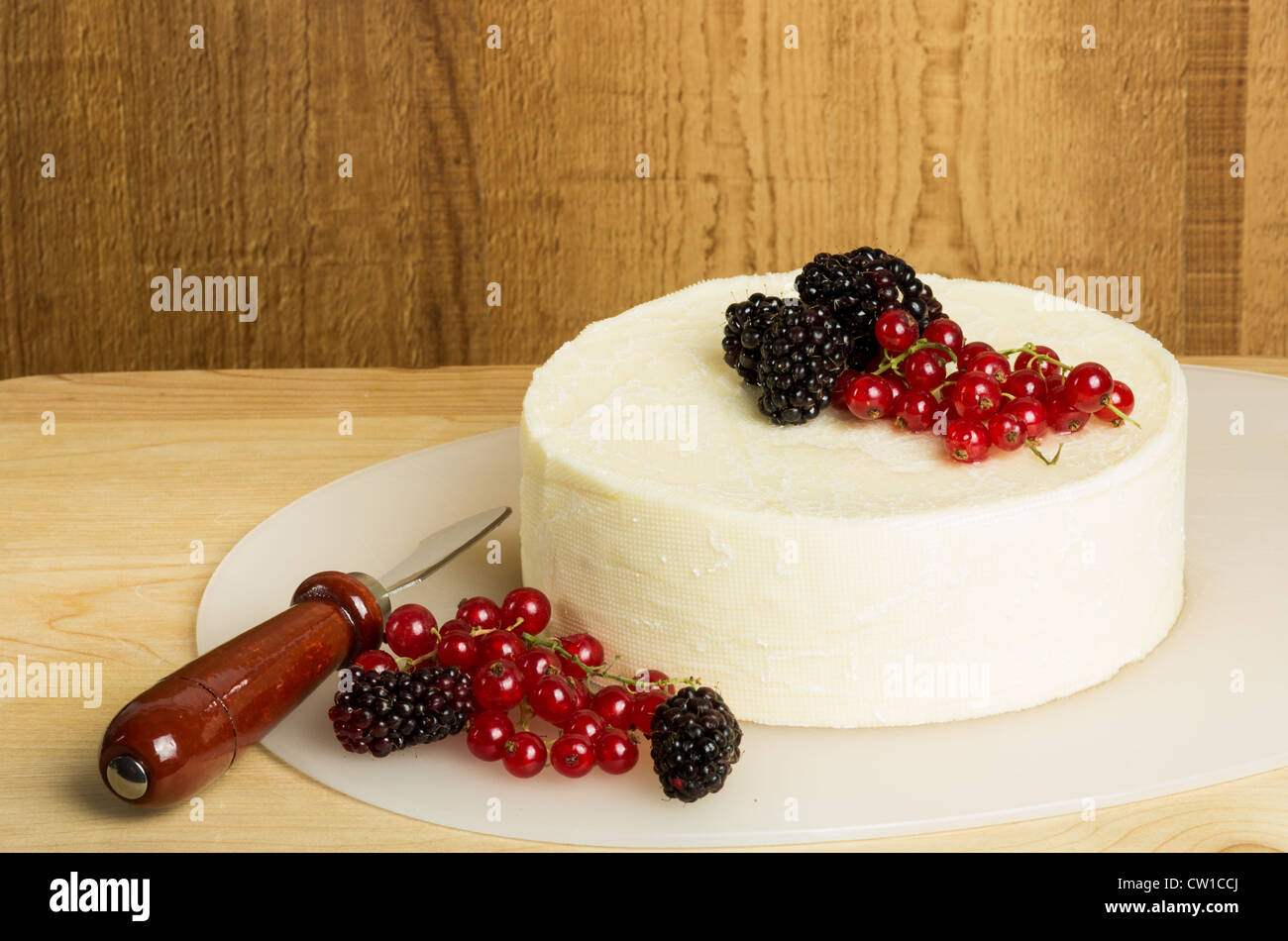 Nouveau cycle de fromage blanc avec des fruits rouges et de cassis ...