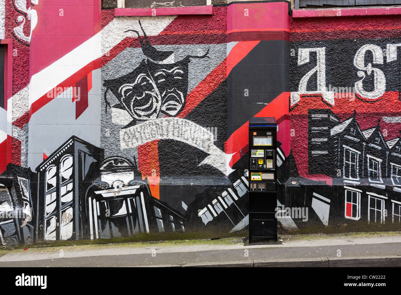 Un graffiti coloré le long de la paroi latérale de Nottingham Arts ...