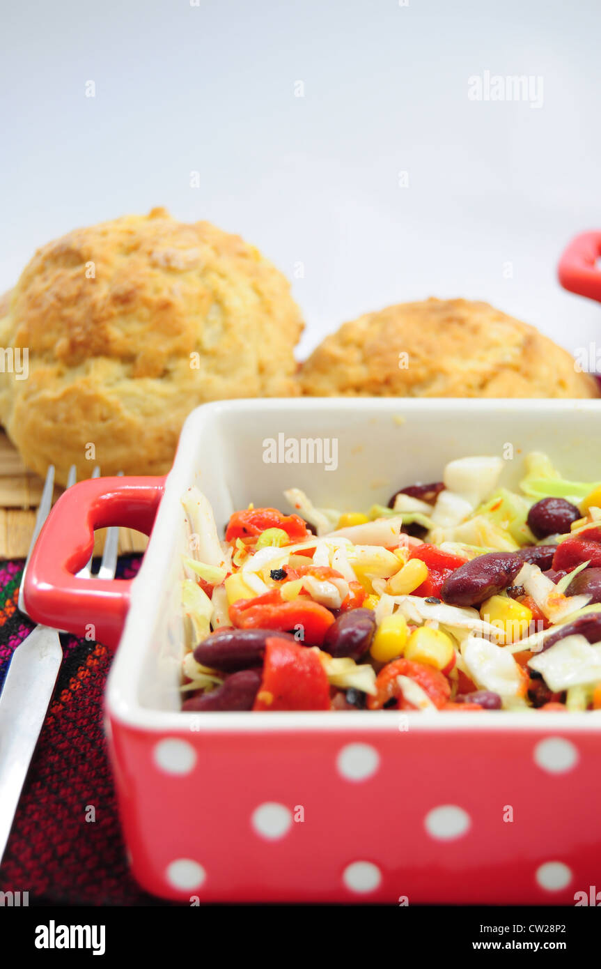 Style mexicain avec salade de haricots rouges, maïs, choux et poivrons ...