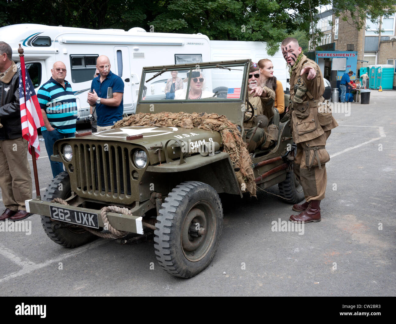 Willeys Jeep avec nous des soldats en uniformes de la seconde guerre ...