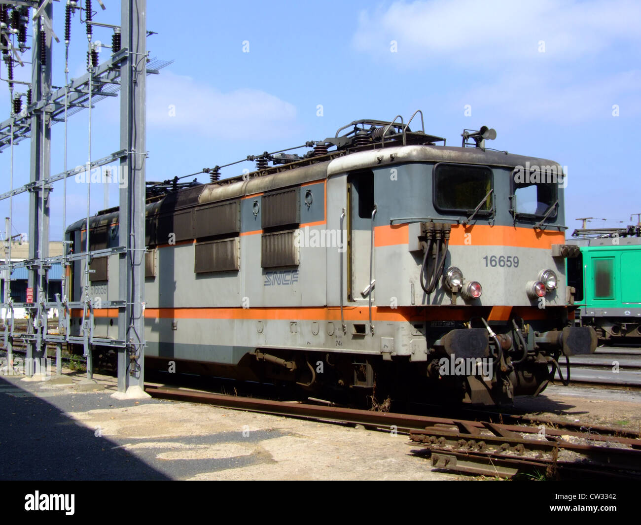 La SNCF 16659 est une locomotive électrique stationnée à la Gare de triage de Metz Sablon, un ...
