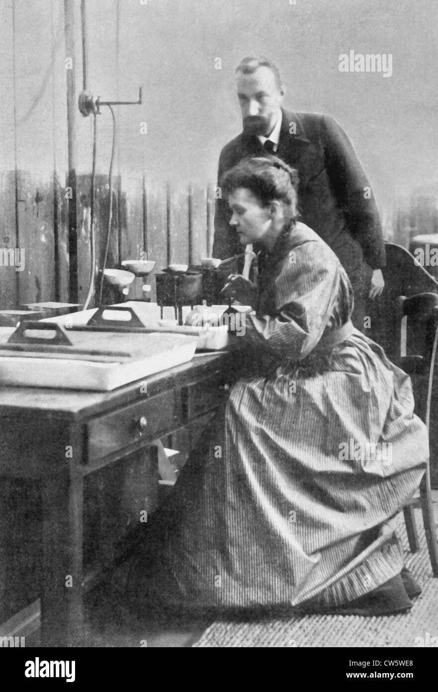 Marie and pierre curie in their laboratory Banque de photographies et d’images à haute ...