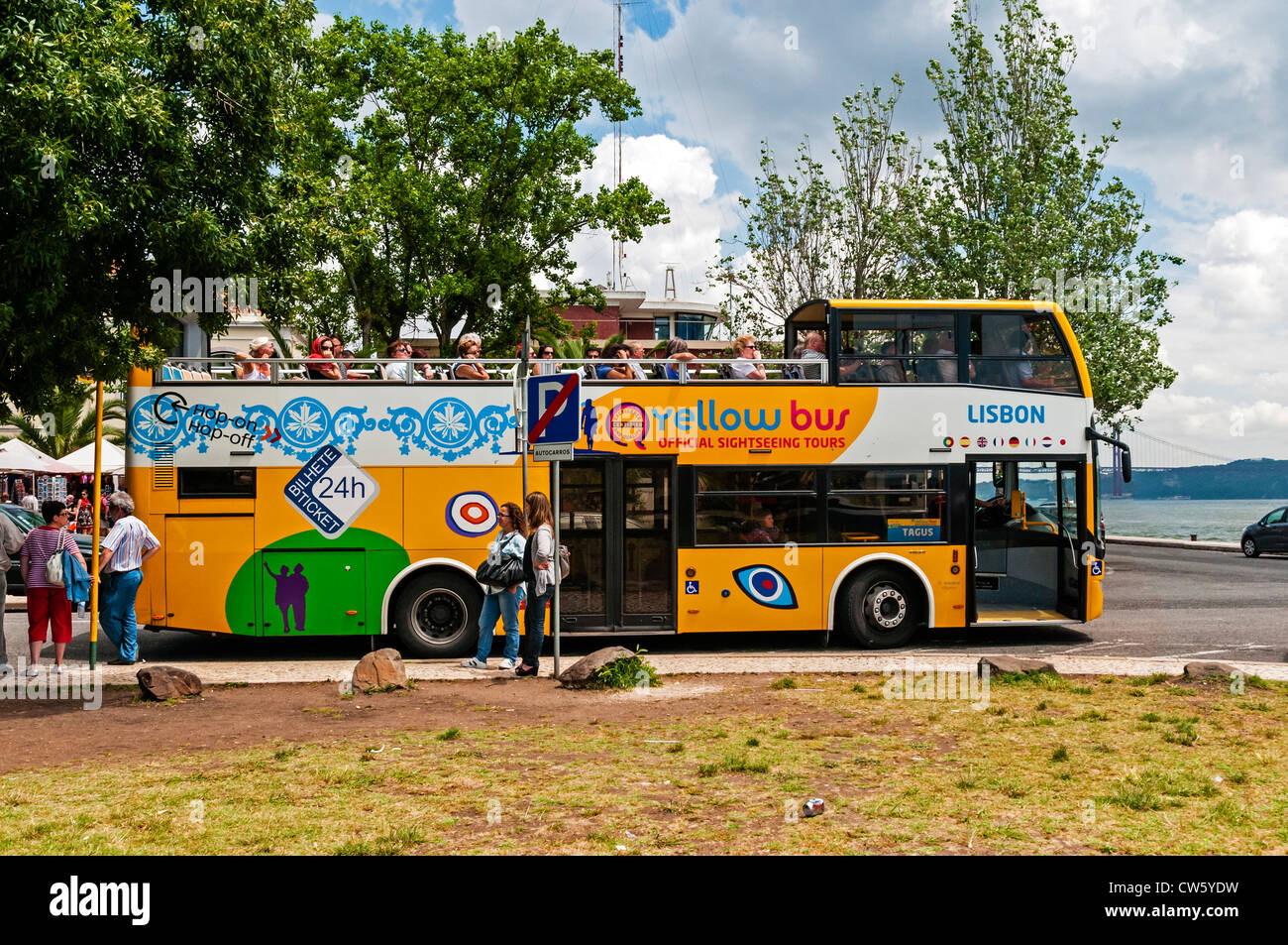 Un bus jaune officiel peint de couleurs vives, rempli de passagers a un ...