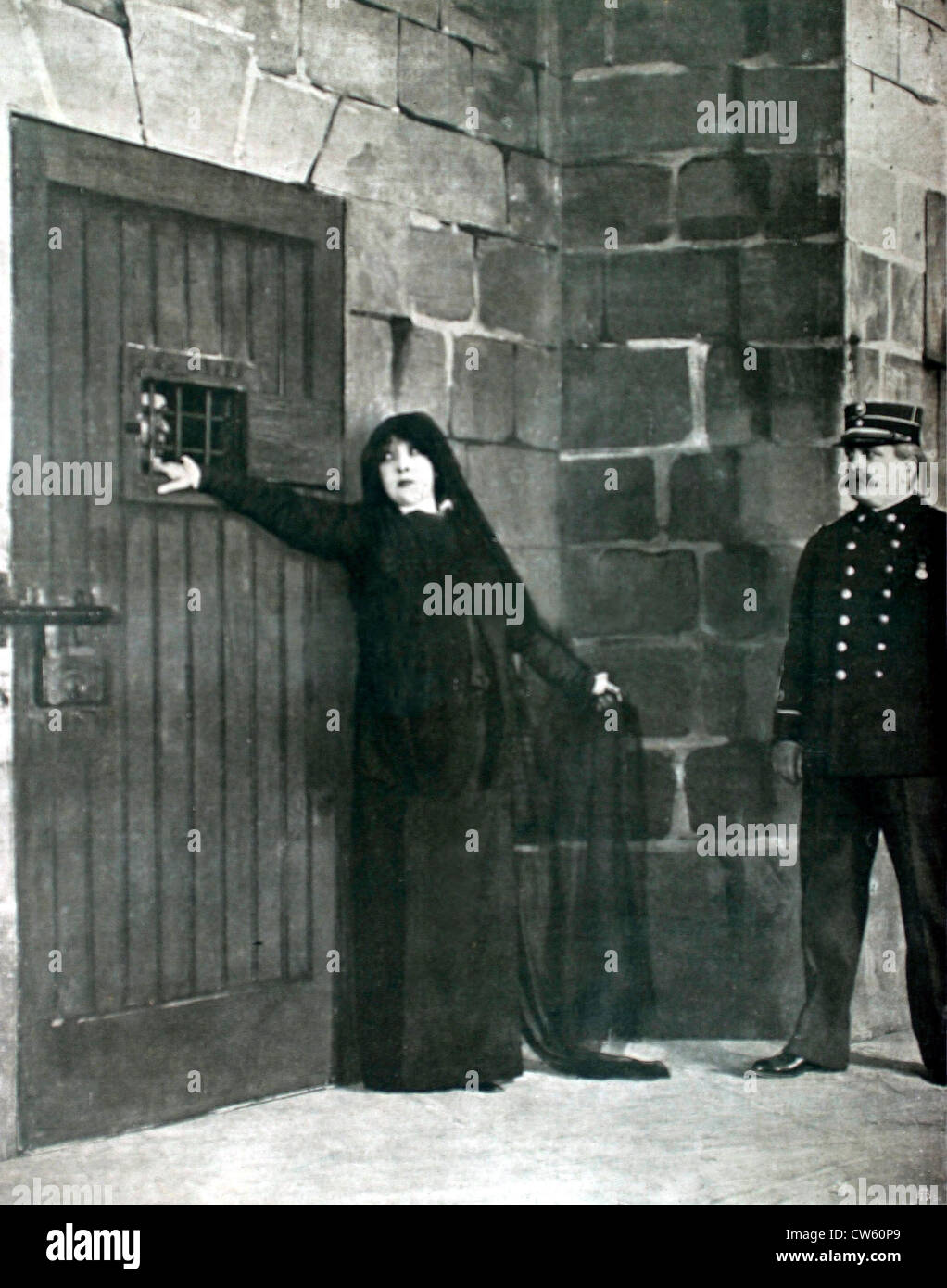 Jeanne dore devant la cellule de son fils Banque de photographies et d ...