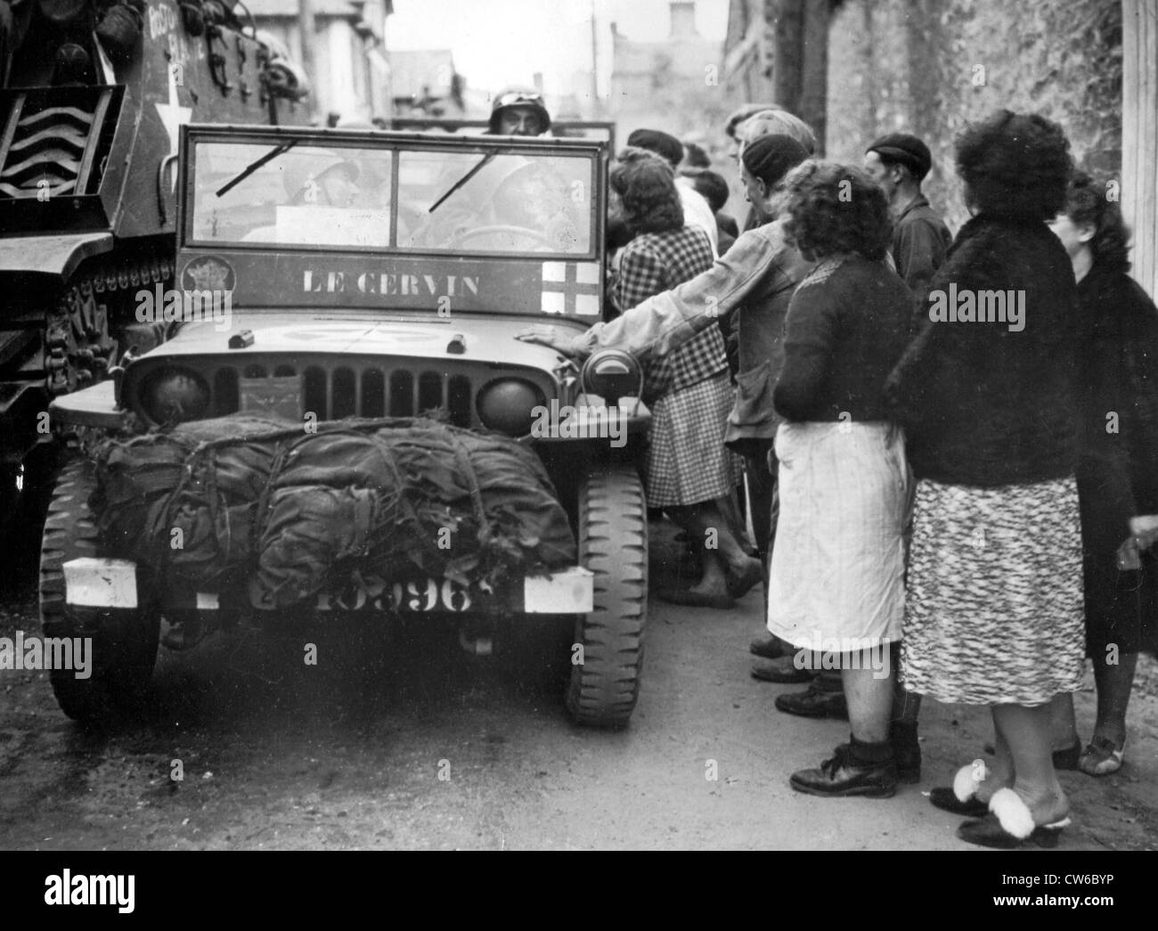 Des civils français foule autour d'une jeep de la 2e Division blindée ...