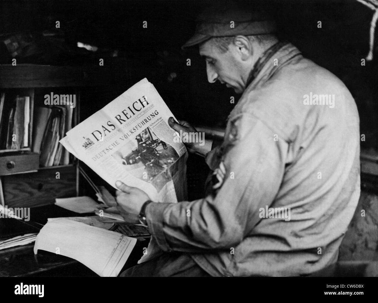 Un soldat américain, lire un journal Nazi en Manche (France) Juin 1944 ...