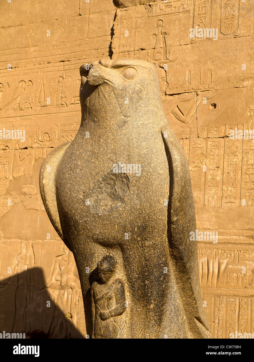 Statue du dieu Horus à Edfou le Temple à dans l'Égypte qui est dédié au ...