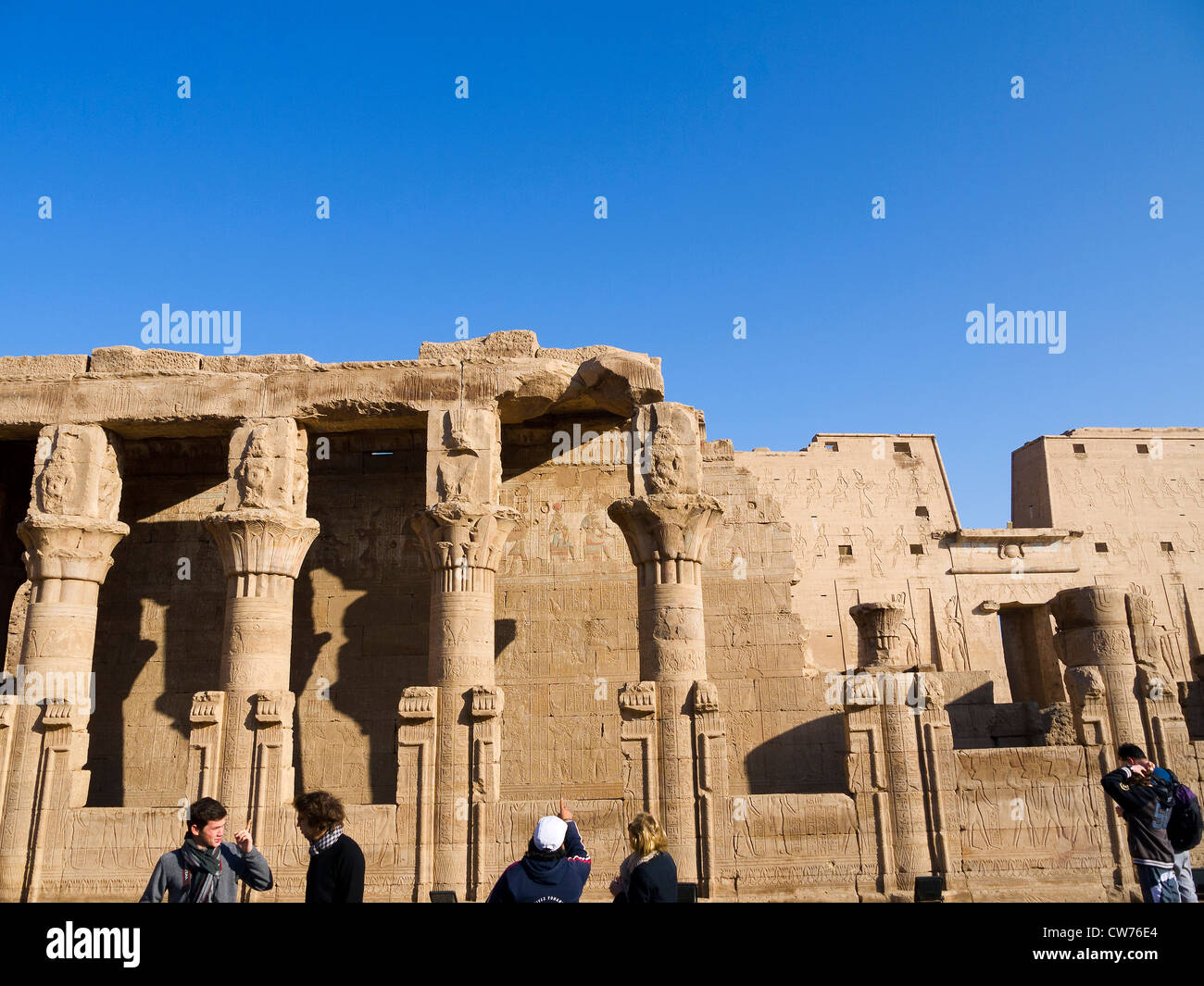Temple à Edfou en Egypte qui est dédié au dieu Horus Photo Stock - Alamy