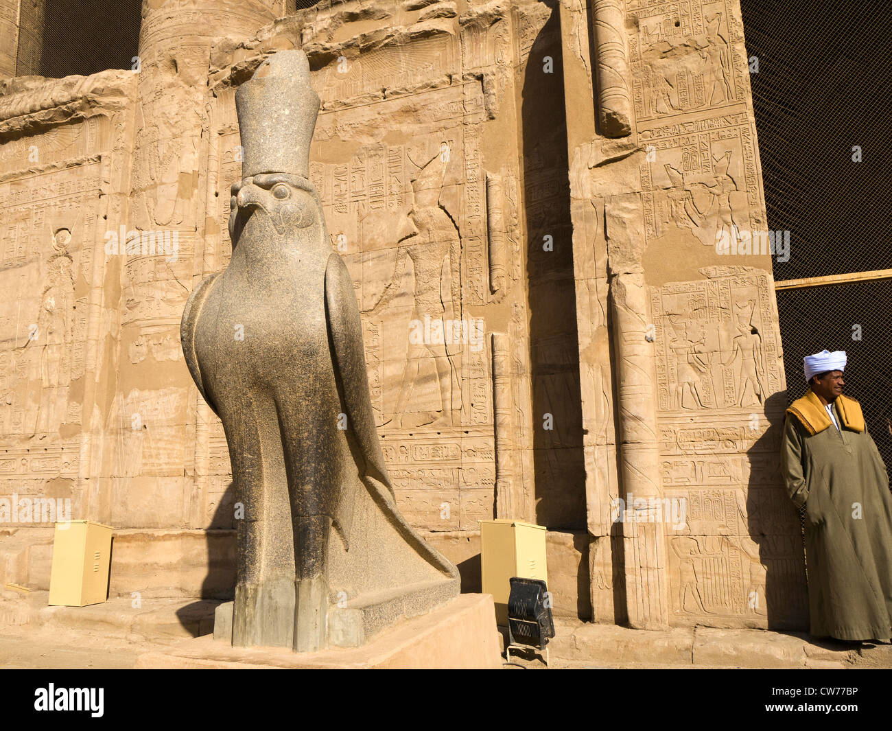 Statue du dieu Horus à Edfou le Temple à dans l'Égypte qui est dédié au ...