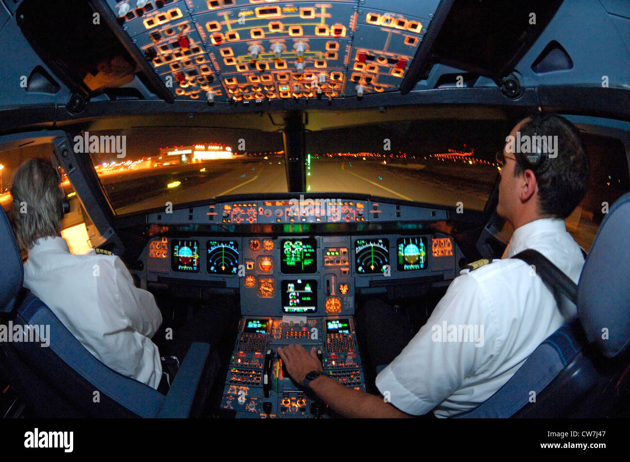 Les pilotes dans le cockpit d'Airbus 321 après l'atterrissage de nuit ...