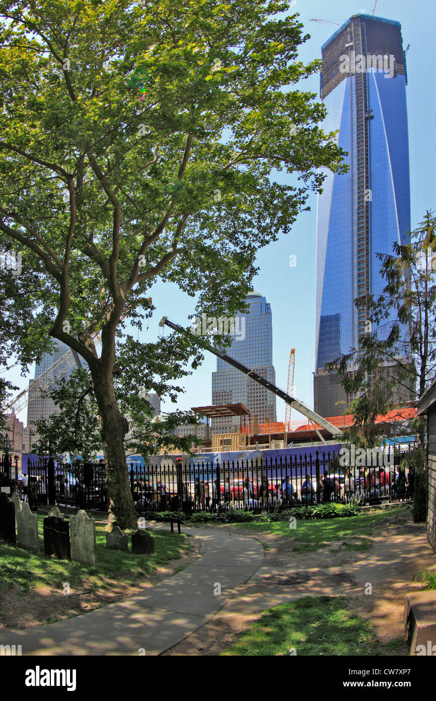 One World Trade Center en construction Vue du cimetière en l'église ...