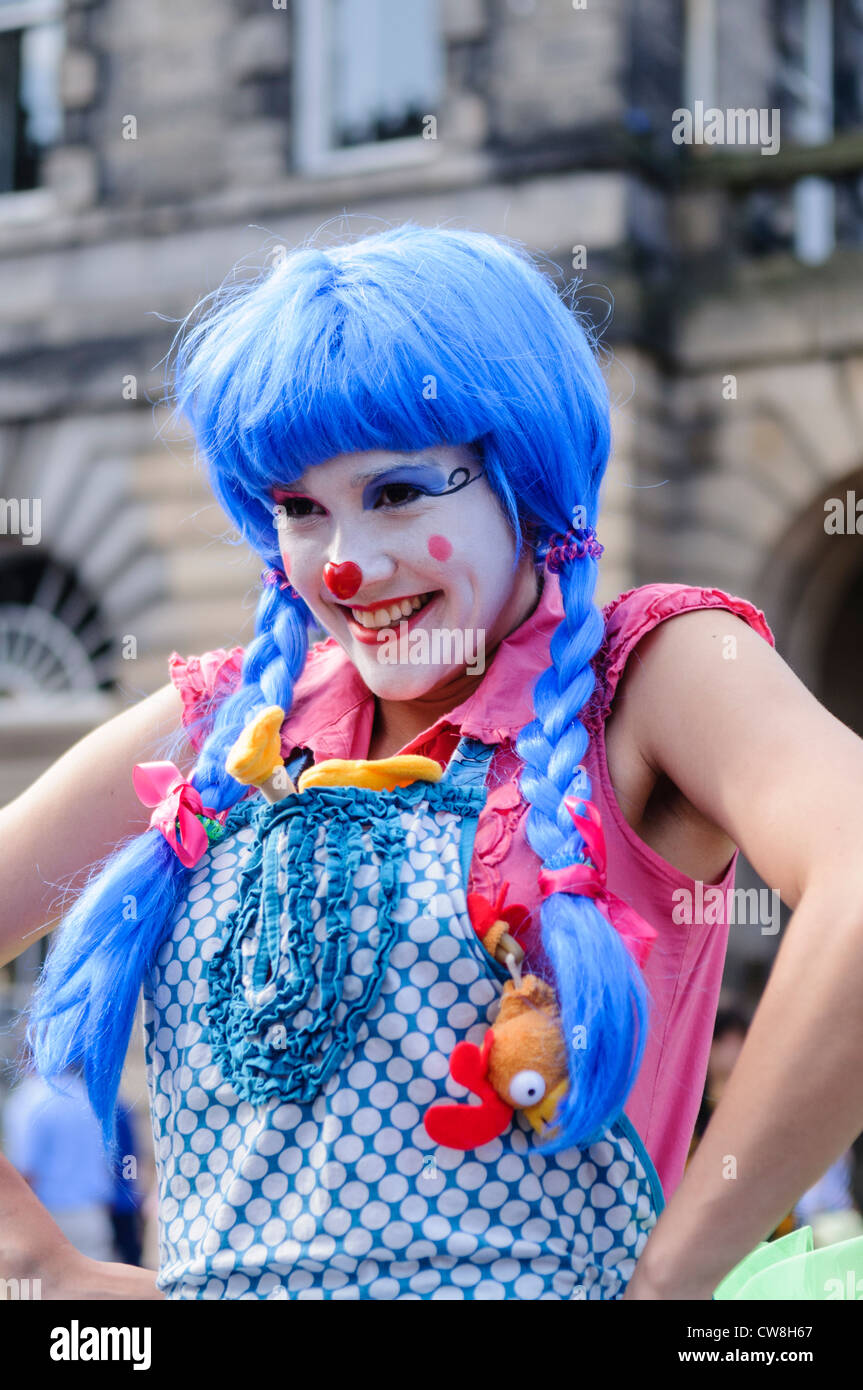 Jeune femme habillé en clown heureux colorés Photo Stock - Alamy