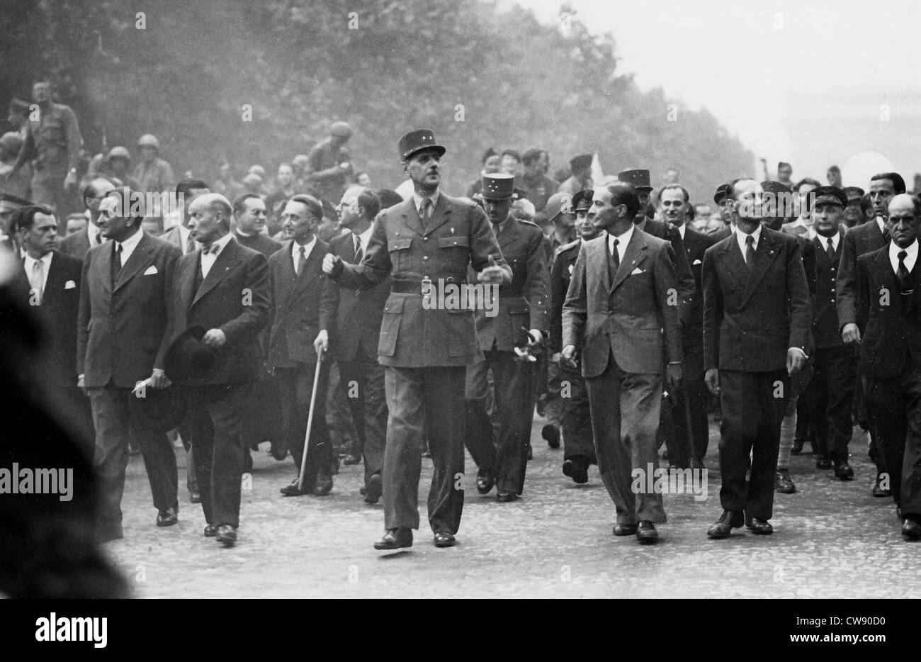 Le Général De Gaulle Descendant Les Champs Elysées à Paris Libération