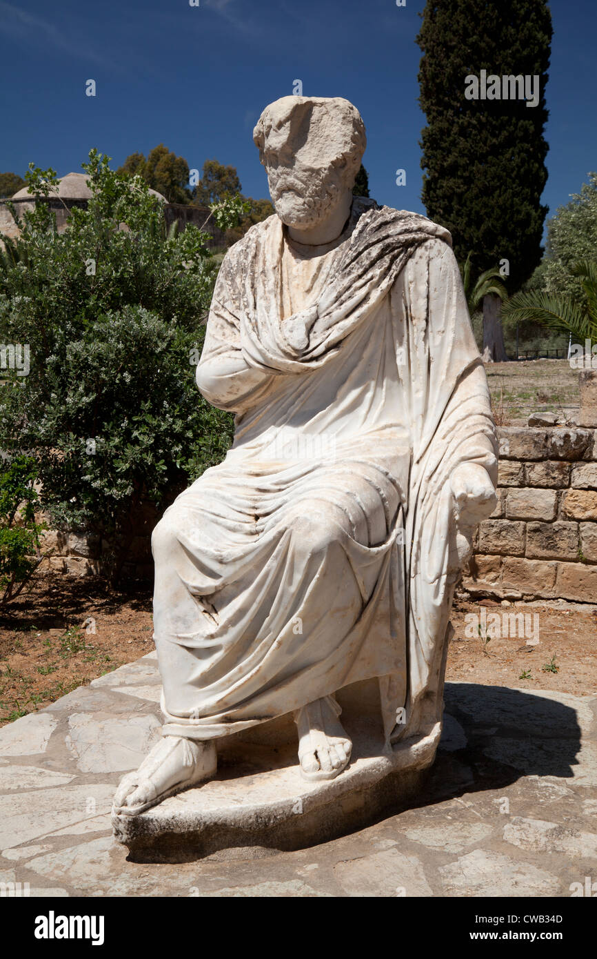 Statue en marbre romain de l'empereur Antonin au site archéologique de ...