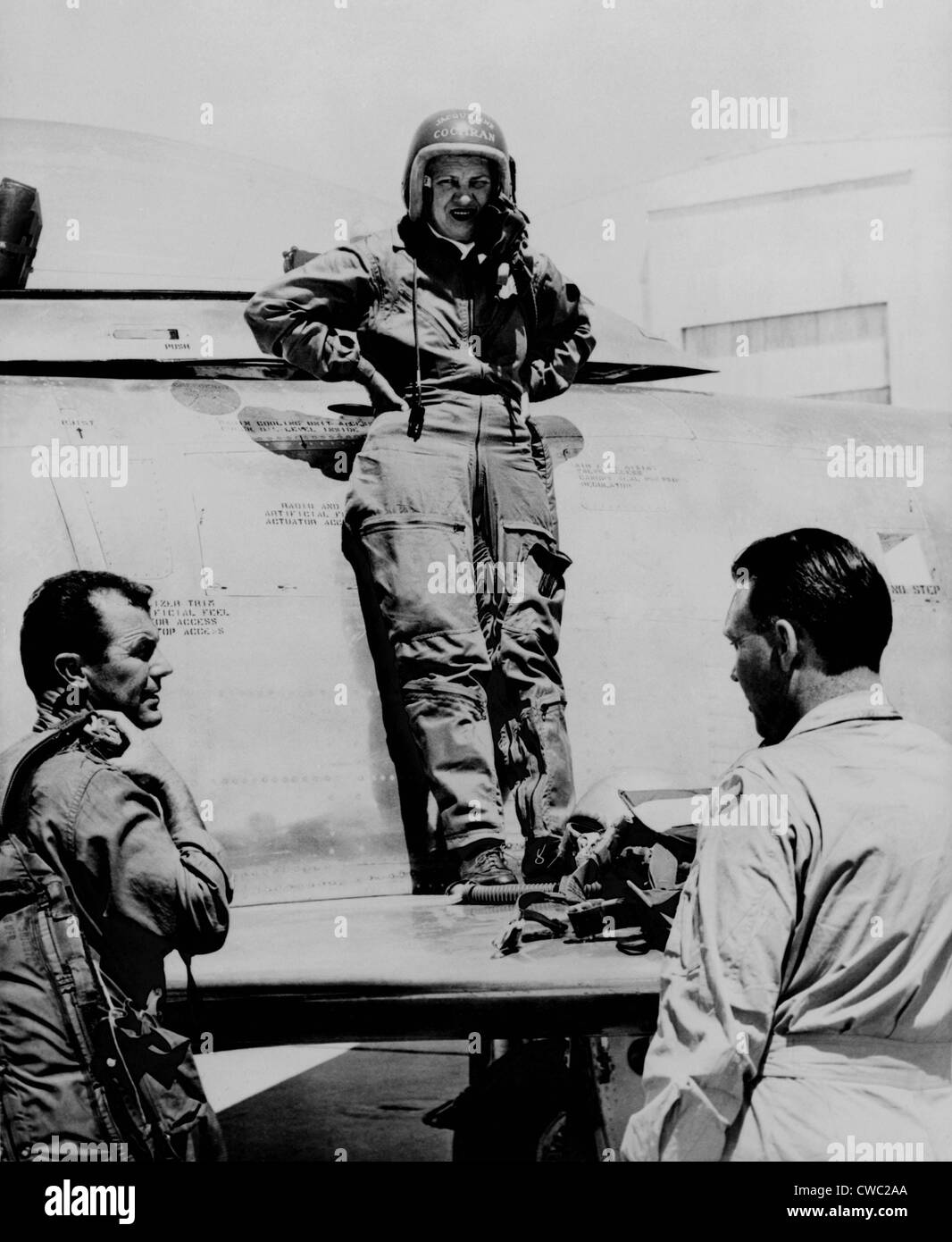 Jacqueline Cochran 1906-1980 debout à côté de son avion avec Chuck ...