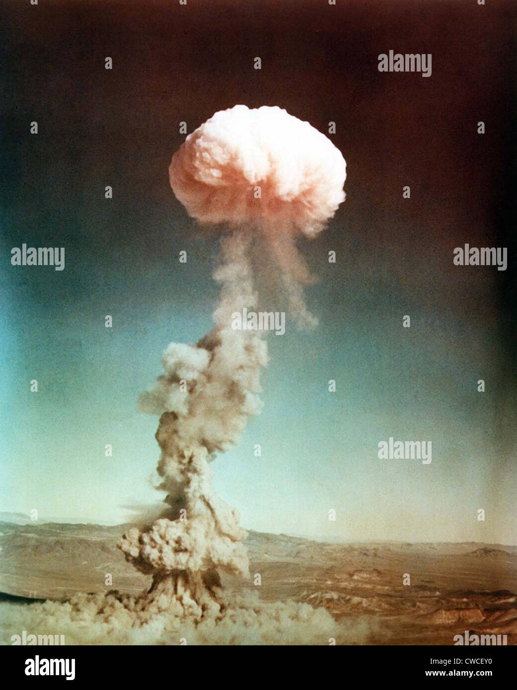 L'EASY shot fait exploser une bombe nucléaire de 31 kilotonnes. Le test ...