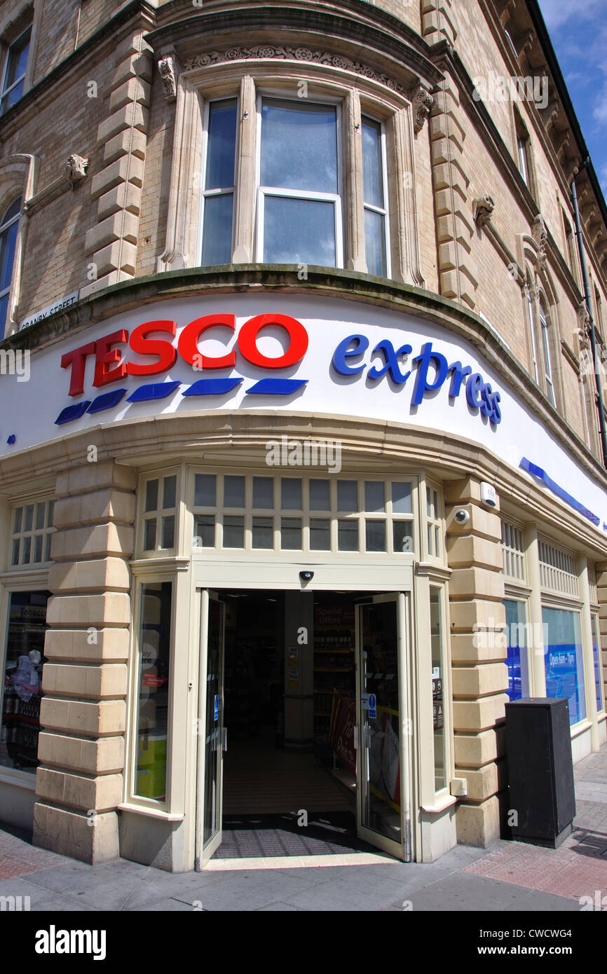 Tesco express supermarket Banque de photographies et d’images à haute ...